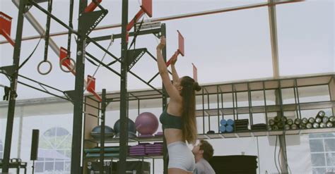 실내 Fitnessmotivation 개인 연습 건강 건강과 웰빙 공 균형 근력 장치 근육 건물 기능적