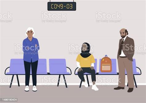 지정된 구역에서 줄을 서서 기다리는 사람들 천장에 매달린 전자 대기열 스크린 대합실에 대한 스톡 벡터 아트 및 기타 이미지 대합실 환자 대기 Istock
