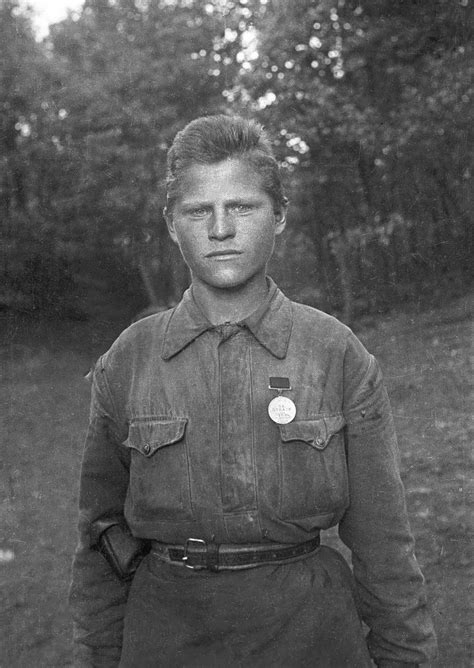 Портрет красноармейца 340 й стрелковой дивизии награжденного медалью «За отвагу — военное фото