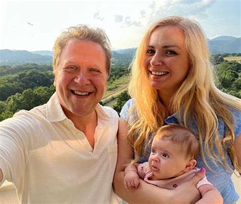 Натали Трифонова в Позитано Цитиридис с гаджето в Гърция Хай Клуб