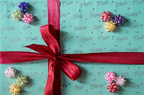 회색 나무 배경에 빨간 리본 활이있는 상단보기 녹색 청록색 선물 상자 개념 휴일 축하 생일 새해 크리스마스 발렌타인 데이 어머니의 날 추수 감사절 엽서 0명에 대한 스톡