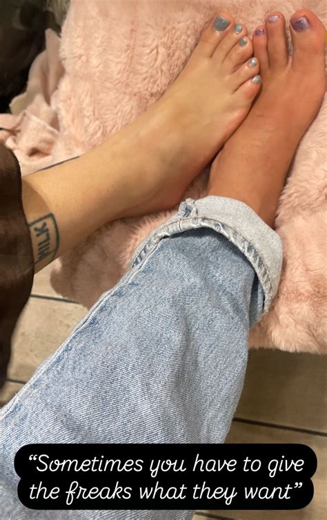 Melanie Martinezs Feet