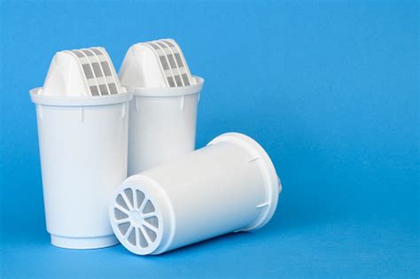 파란색 배경에 물 정화를 위한 세 개의 새로운 필터 카트리지 클로즈업 물 금속에서 불용성 불순물을 제거하는 수질 정화의 개념 세계 물의 날 0명에 대한 스톡 사진 및 기타