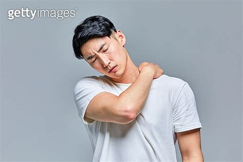 의료성형뷰티 주제 상해 건강이상 상처 상해 손목터널증후군 메디컬컨디션 손목 관절 사람팔 사람팔다리 고통 컨셉 인대 어깨 어깨통증