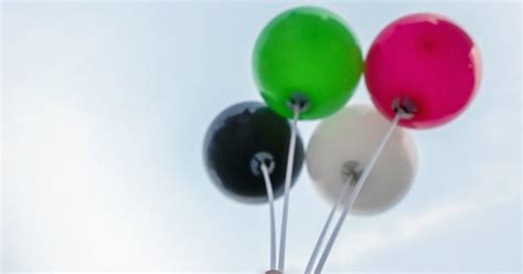 팔레스타인 깃발 색상 풍선 든 시위 참가 여성