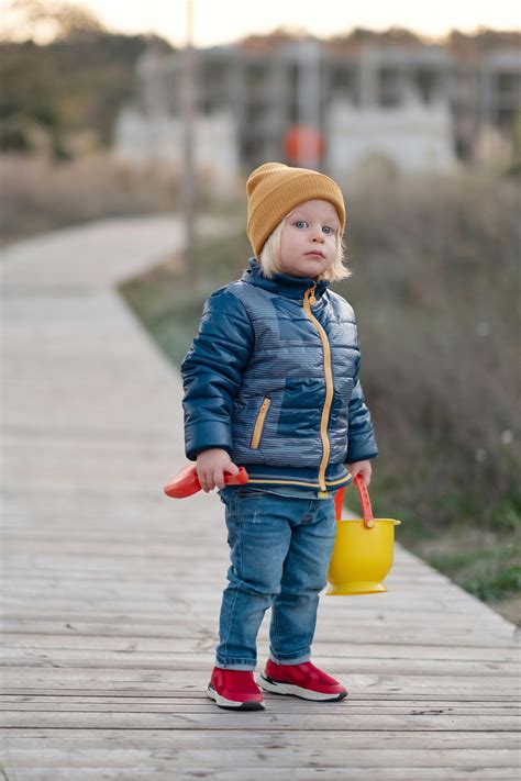 갈색 나무 해변 독에 서있는 아이 · 무료 스톡 사진
