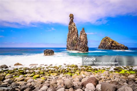 돌해변의 리베이라 다 자넬라의 용암 섬 포르투갈 마데이라 섬의 포르토 모니즈 근처 바다에서 암석이 있는 야생의 아름다운 해안 0명에 대한 스톡 사진 및 기타 이미지 Istock