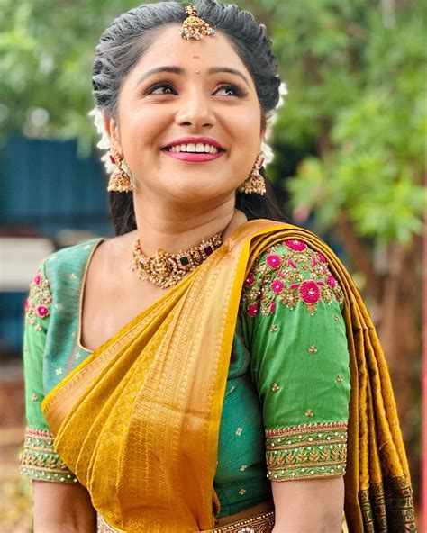 Pavithra B Naik చూపులతో గాలం వేస్తున్న పవిత్ర బి నాయక్ Namasthe Telangana