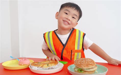 枫枫去妈妈的魔法厨房，终于吃到甜甜圈 枫枫电车世界 枫枫电车世界 哔哩哔哩视频