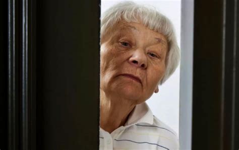 Аня не понимала зачем свекровь подглядывает за ней в ванной Нарочно