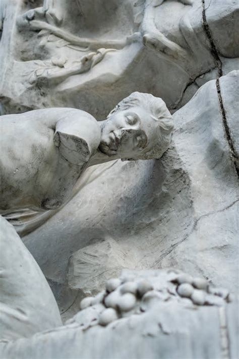 고전적 인물의 복잡한 대리석 조각품 · 무료 스톡 사진