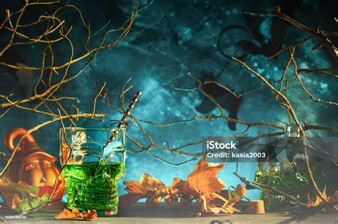 할로윈 피 묻은 칵테일 할로윈을 위한 할로윈 녹색 칵테일 유리 잔과 어두운 배경에 병 형태의 두개골 사탕 눈 박쥐 거미와 할로윈