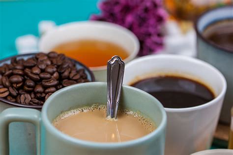 파스텔 블루 배경에 설탕 큐브와 커피 콩과 차와 커피 컵의 컬렉션 플랫 레이 상단 보기 유리잔에 대한 스톡 사진 및 기타 이미지