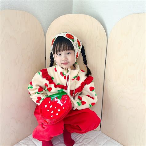 김다혜 장서아 서아의 딸기룩🍓 매년 딸기체험 빠지지않고가는 서아 그래서 미리미리 아이템하고 옷을 챙겨두지👧🏻 그걸 다 어디서 사냐구 Nang2 Market