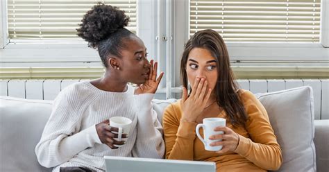 비밀을 공유하는 다양한 여자 친구들 집에서 험담하는 두 여자 거실에 앉아 있는 동안 친구 귀에 속삭이는 흥분된 감정적 소녀 사진 Unsplash의 기쁨 이미지