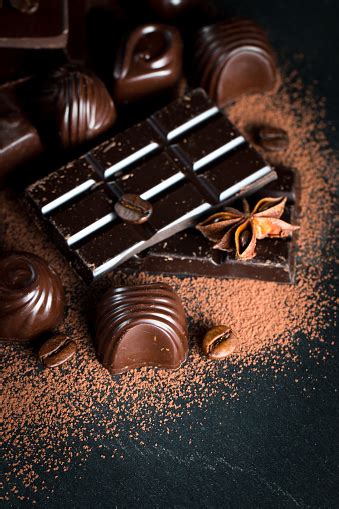 다크 화이트 밀크 초콜릿 스택 칩의 구색 소박한 나무 약탈 배경에 초콜릿과 커피 콩 향신료 계 피입니다 선택적 매크로 초점입니다 초콜릿 배경입니다 과자 가루눈에 대한 스톡