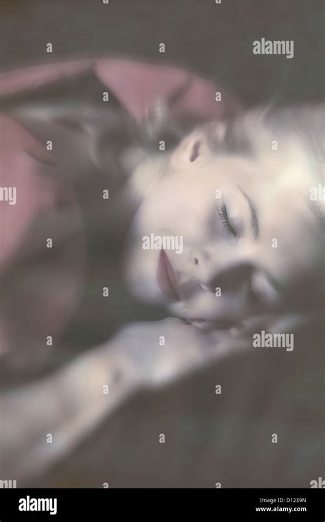 Chica Rubia Dormida Fotos E Imágenes De Stock Alamy