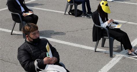 서로 거리를 두고