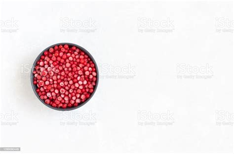 흰색 배경에 검은 그릇에 냉동 빨간 건포도 열매 냉동 식품 텍스트 공간입니다 위에서 볼 수 있습니다 가을에 대한 스톡 사진 및 기타 이미지 Istock
