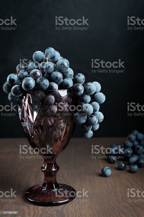 복고풍 스타일의 보라색 잔에 잘 익은 육즙 카베르네 포도의 클러스터 어두운 나무 테이블에 0명에 대한 스톡 사진 및 기타 이미지 0명 갈색 건강한 생활방식 Istock