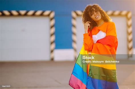 아름다운 아프리카 계 미국인 레즈비언 여자 와 Lgbt 무지개 플래그 에 일몰 개념에 대한 스톡 사진 및 기타 이미지 개념 거리 게이 프라이드 상징 Istock