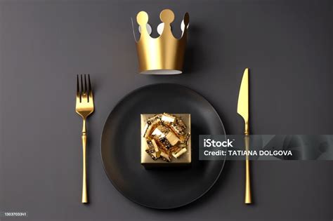 골드 포크와 칼이 있는 블랙 컬러의 기프트 박스와 골드 컬러 크라운이 있는 크리에이티브 테이블 세팅 발렌타인 데이 결혼식 날 생일 여성의 날과 어머니의 날 플랫 레이 연회에
