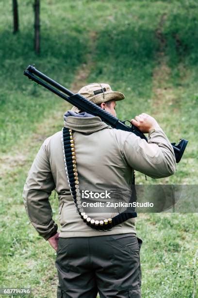 총을 들고 사냥꾼 숲에 서서 먹이를 기다리는 남자에 대한 스톡 사진 및 기타 이미지 남자 사람들 사진 이미지 Istock
