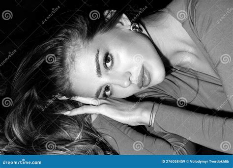 Aspecto Sensual Modelo Sexy De Mujer Linda Con Fondo Negro Chica Sensual Con Cuerpo Sexy