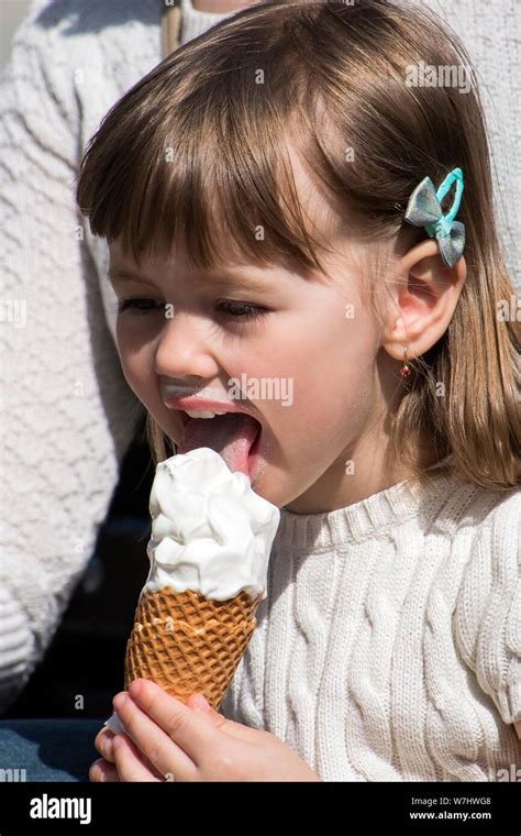Mädchen Leckt Eis Fotos Und Bildmaterial In Hoher Auflösung Alamy