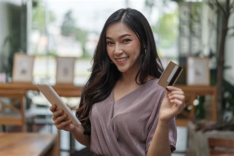카페에서 태블릿으로 온라인으로 쇼핑하는 신용 카드를 사용하는 행복한 여성 디지털 태블릿 사용하기에 대한 스톡 사진 및 기타 이미지 디지털 태블릿 사용하기 비즈니스