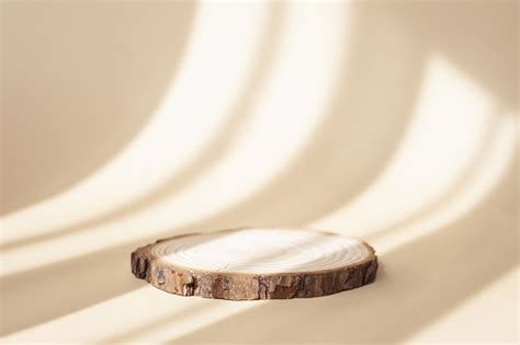 파스텔 베이지 색 배경에 대한 프리젠 테이션 및 전시회를위한 자연스러운 둥근 나무 스탠드그림자 유기농 화장품을 위해 3d 빈 연단을 모의 공간을 복사합니다 목재 재료에 대한