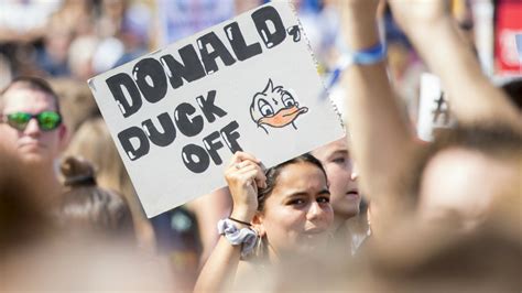 ტრამპის ვიზიტი ლონდონში ათასობით დემონსტრანტმა გააპროტესტა