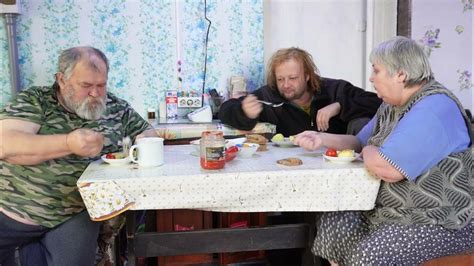 Семья завтракает за столом и кушают скромно на пенсию продуктовые