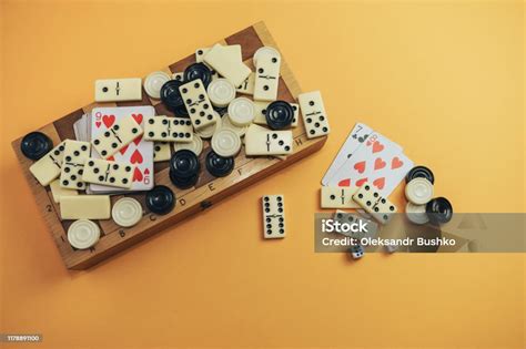 다양한 보드 게임 체스 보드 카드 놀이 오렌지 배경에 도미노 경쟁에 대한 스톡 사진 및 기타 이미지 경쟁 규칙 놀이 Istock