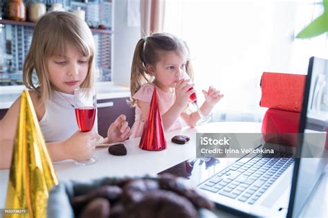 아이 가상 생일 파티 드레스와 모자를 입은 소녀들은 고립된 친구들과 함께 휴가를 축하합니다 온라인 컨퍼런스 노트북에서 화상 통화