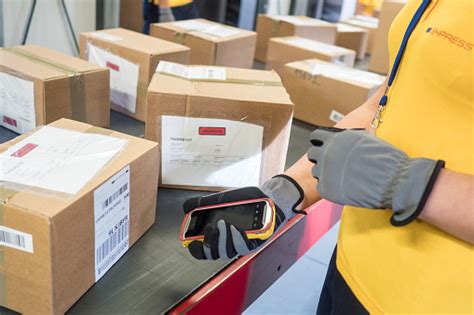 패키지에 바코드 리더기를 사용하여 우체국 직원의 클로즈업 바코드 스캐너에 대한 스톡 사진 및 기타 이미지 바코드 스캐너 창고 우체국 Istock