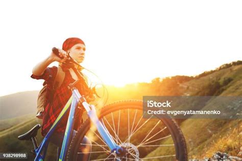 여름에 야외에서 하이킹 하는 동안 일몰에 산 꼭대기에서 자전거를 타고 여자 관광 건강한 생활방식에 대한 스톡 사진 및 기타 이미지 건강한 생활방식 관광객 두발자전거