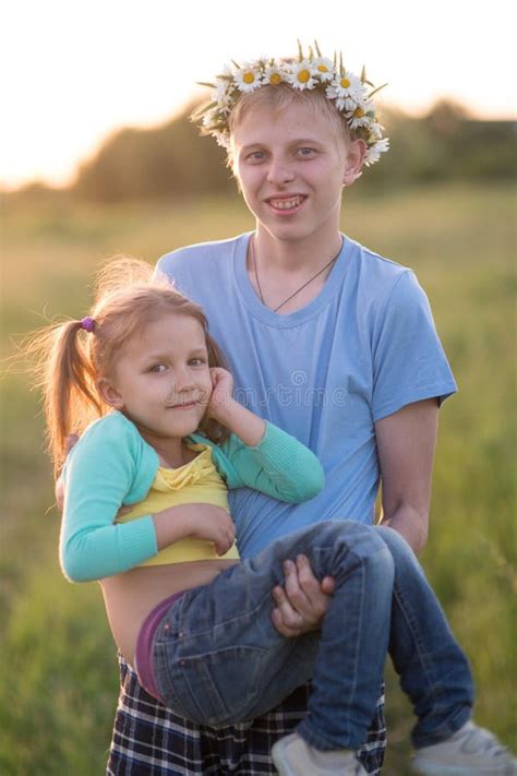 Hermano Y Hermana Menor En El Campo Imagen De Archivo Imagen De