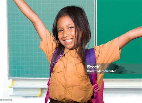 학교와 아이 교육 개념에 교실 칠판에 쾌활 한 서 있는 교 복 다니는 학생 부 대에 아름 다운 행복 하 고 흥분 한 여자 아이의
