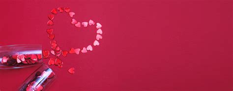 빨간 배경에 빨간 하트와 샴페인 유리 발렌타인 배경 사랑 복사 공간 날짜 개념 개념에 대한 스톡 사진 및 기타 이미지 개념 공휴일 기념일 Istock