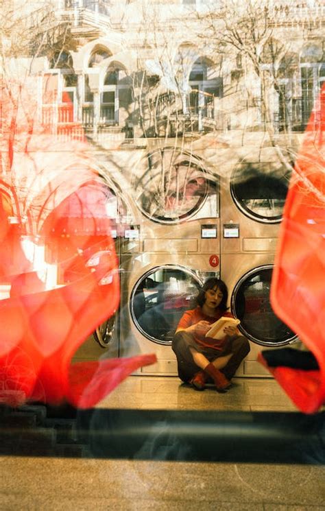 거리 사진 거리 생활 건축 공공 장소 깊이 낮 다채로운 대도시 도시 도시 생활 도시의 도시의 삶 독서하는 레저 바쿠 반사 반사 예술 봄