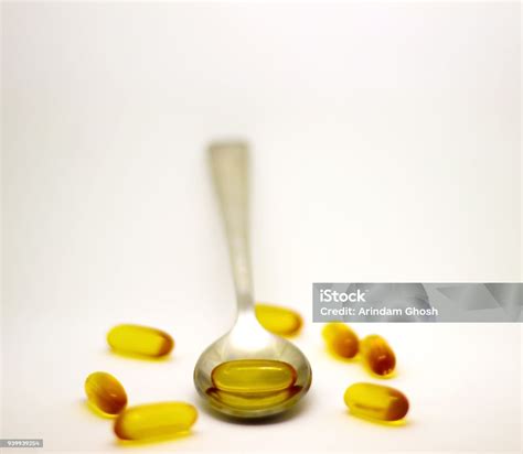 대구 간 유 오메가 3 비타민 E 젤 캡슐 강철 스푼으로 흰색 배경에 고립 0명에 대한 스톡 사진 및 기타 이미지 0명 건강관리와 의술 건강한 생활방식 Istock