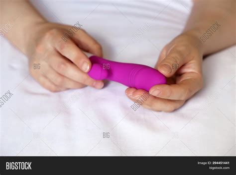 Vibrator Female 图片和照片免费试用 Bigstock