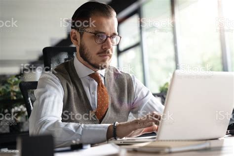 컴퓨터에서 일하는 현대 사무실 사업가 노트북에서 일하는 성공적인 중년 It 소프트웨어 엔지니어의 초상화 35 39세에 대한 스톡 사진 및 기타 이미지 Istock