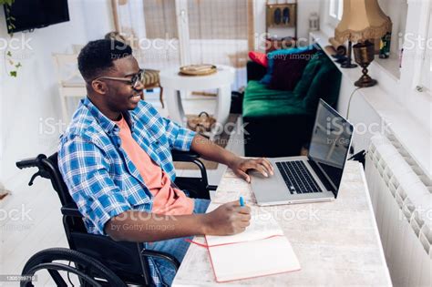집에서 일하는 장애를 가진 행복한 아프리카계 미국인 남자 20 24세에 대한 스톡 사진 및 기타 이미지 20 24세 가정 생활 가정의 방 Istock
