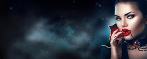 پرتره زن هالووین خون آشام دختر خون آشام زیبایی با قطرات خون روی دهانش طراحی هنری مد آرایش خون