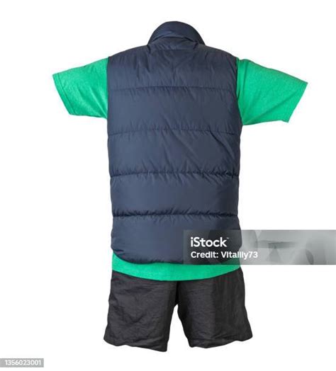 흰색 배경에 고립 된 민소매 재킷 티셔츠 및 스포츠 반바지 시원한 날씨에 맞는 옷 0명에 대한 스톡 사진 및 기타 이미지 0명 겨울 남녀공용 Istock