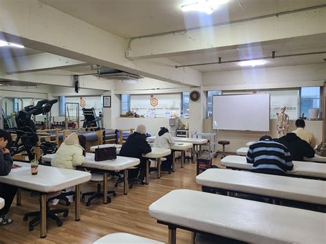 박시현근육학연구소 오십견이 있는 회원님 관리 어떻게 하면 좋을까요 오십견에 효과만점 B그룹 측면 근육을 관리해주세요 평소 팔과 어깨를 많이 사용하는