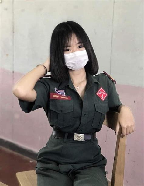 ปักพินโดย N ใน 1 ผู้หญิงน่ารัก การถ่ายภาพผู้หญิง ชุดแม่บ้าน