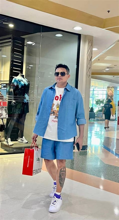 ការងារច្រើនពេក ឧកញ៉ា ខេមរៈ សិរីមន្ត ភ្លាត់ស្នៀតឡើងច្រៀងភ្លេចប៉ារ៉ូលចម្រៀង មានវីដេអូ Khmerload